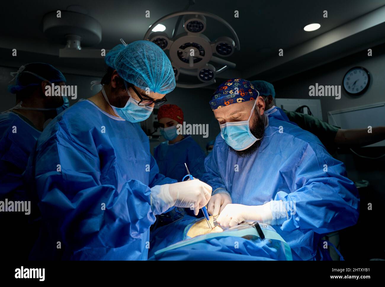 Doctors in operating room hi-res stock photography and images - Alamy