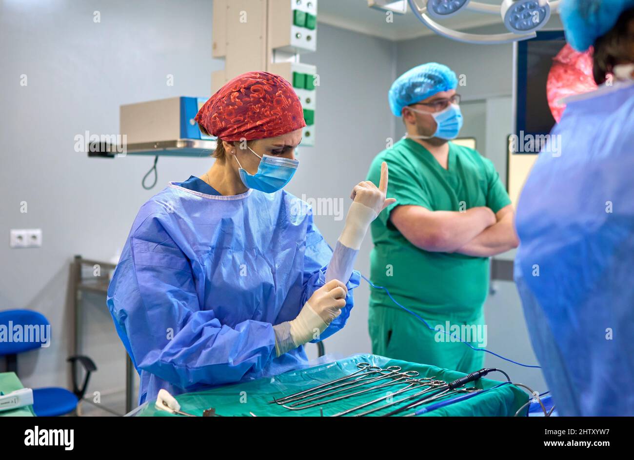 Doctors performing a surgery hi-res stock photography and images - Alamy