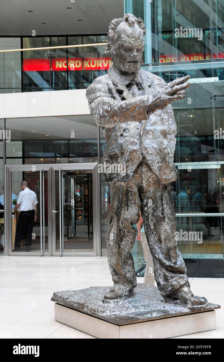 Statue Willy Brandt, SPD Headquarters, Willy Brandt House, Berlin ... Statue Willy Brandt, SPD Headquarters, Willy Brandt House, Berlin ...