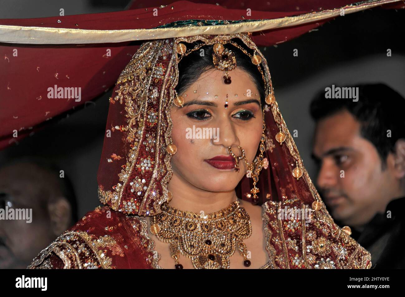Wedding, decorated bride, Varanasi, Benares, Uttar Pradesh, India Stock ...