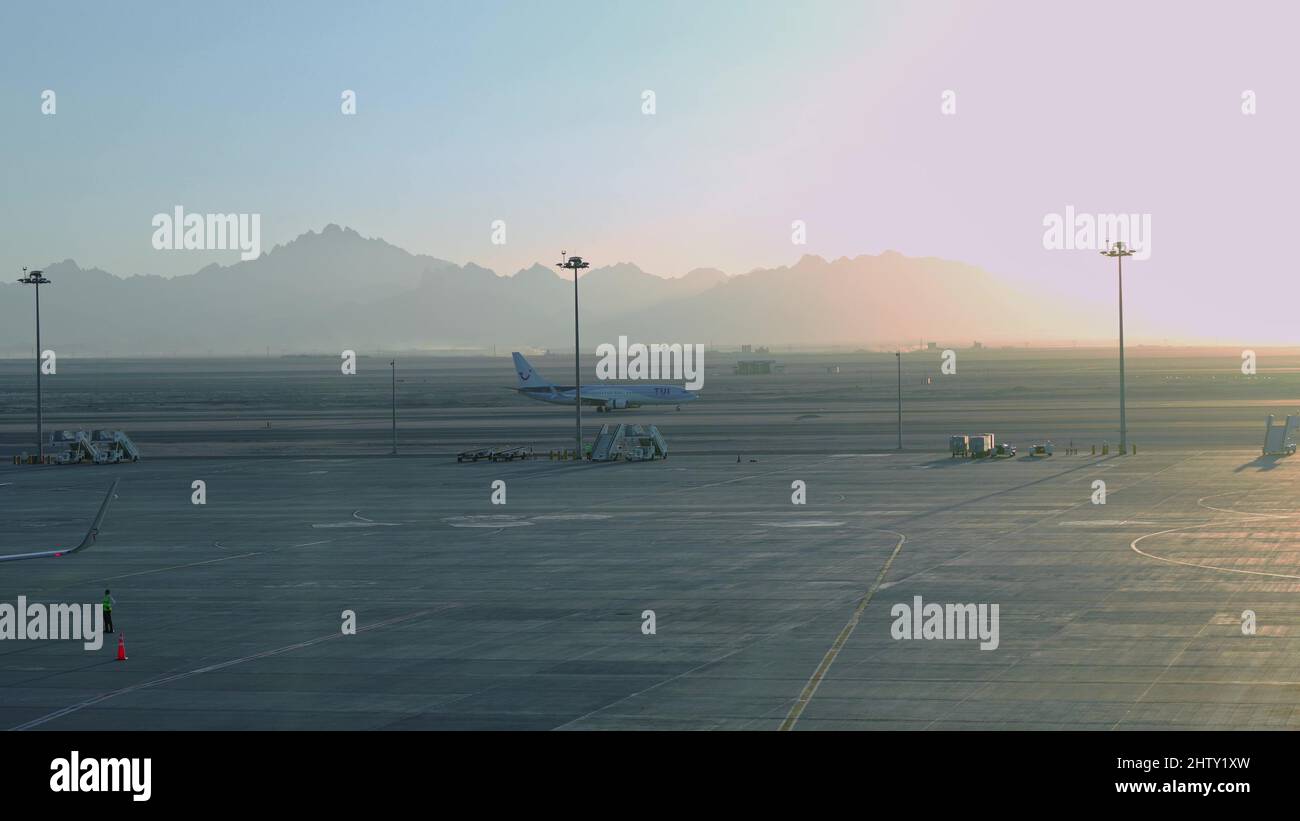 Cairo international airport terminal hi-res stock photography and ...