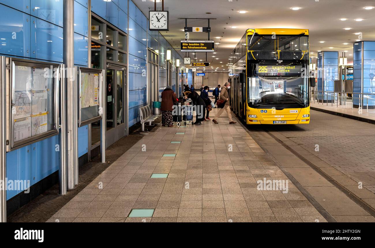 People bus station hi-res stock photography and images - Alamy