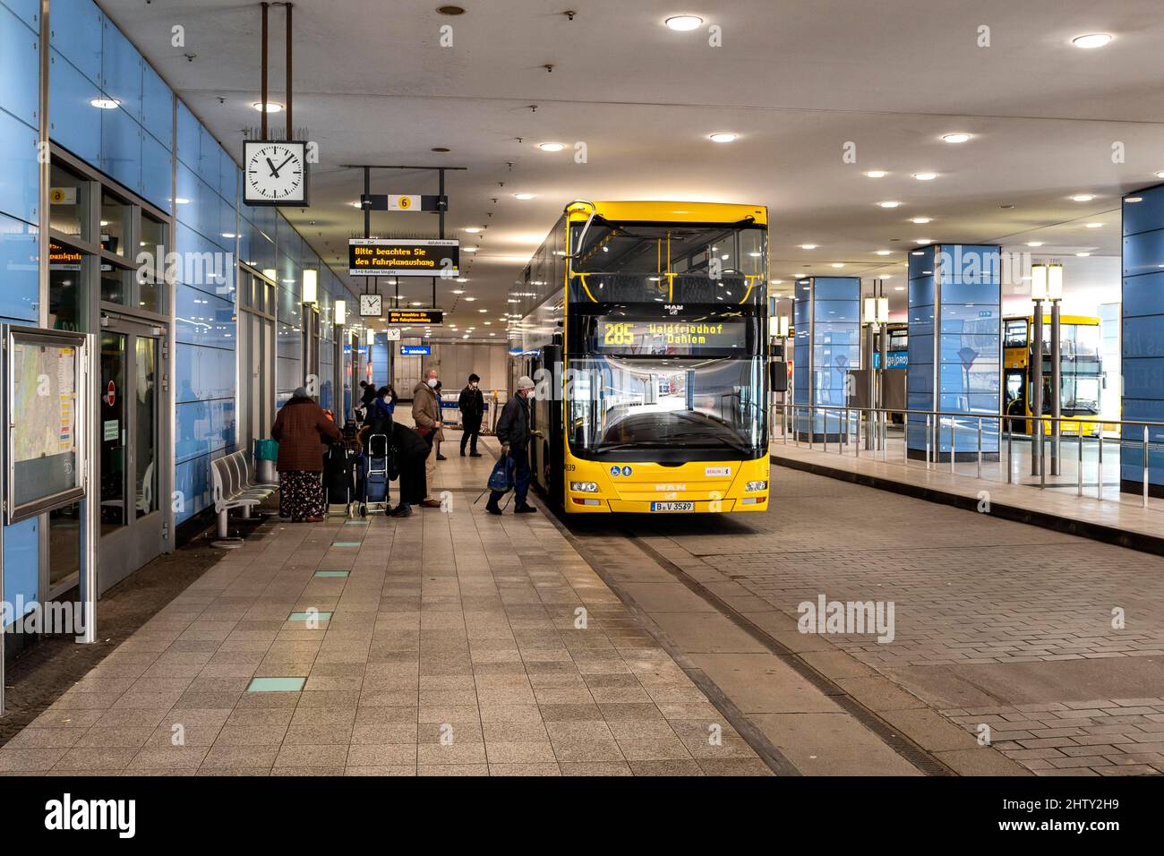 People bus station hi-res stock photography and images - Alamy