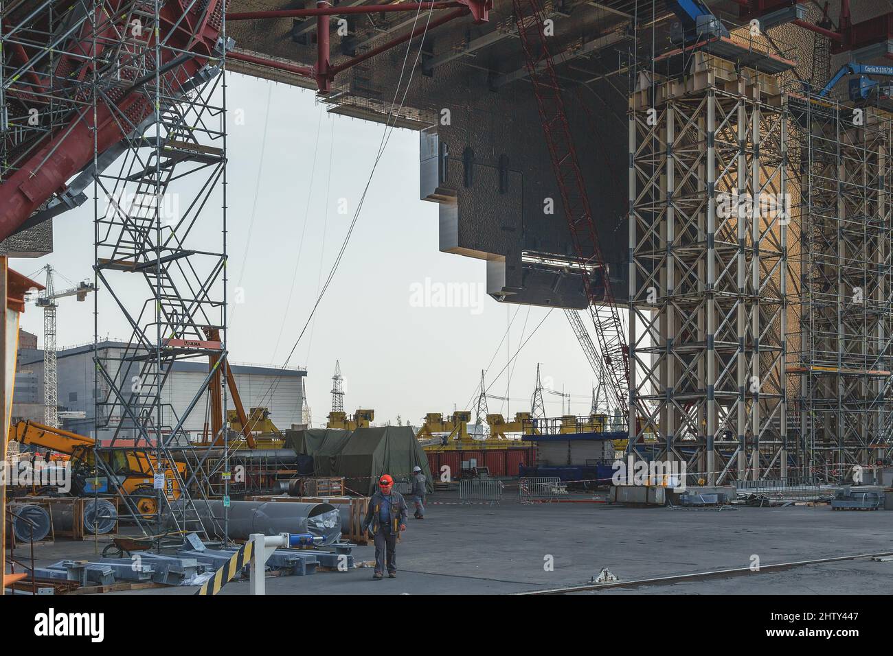 Sarcophagus under construction, Chernobyl nuclear power plant ...