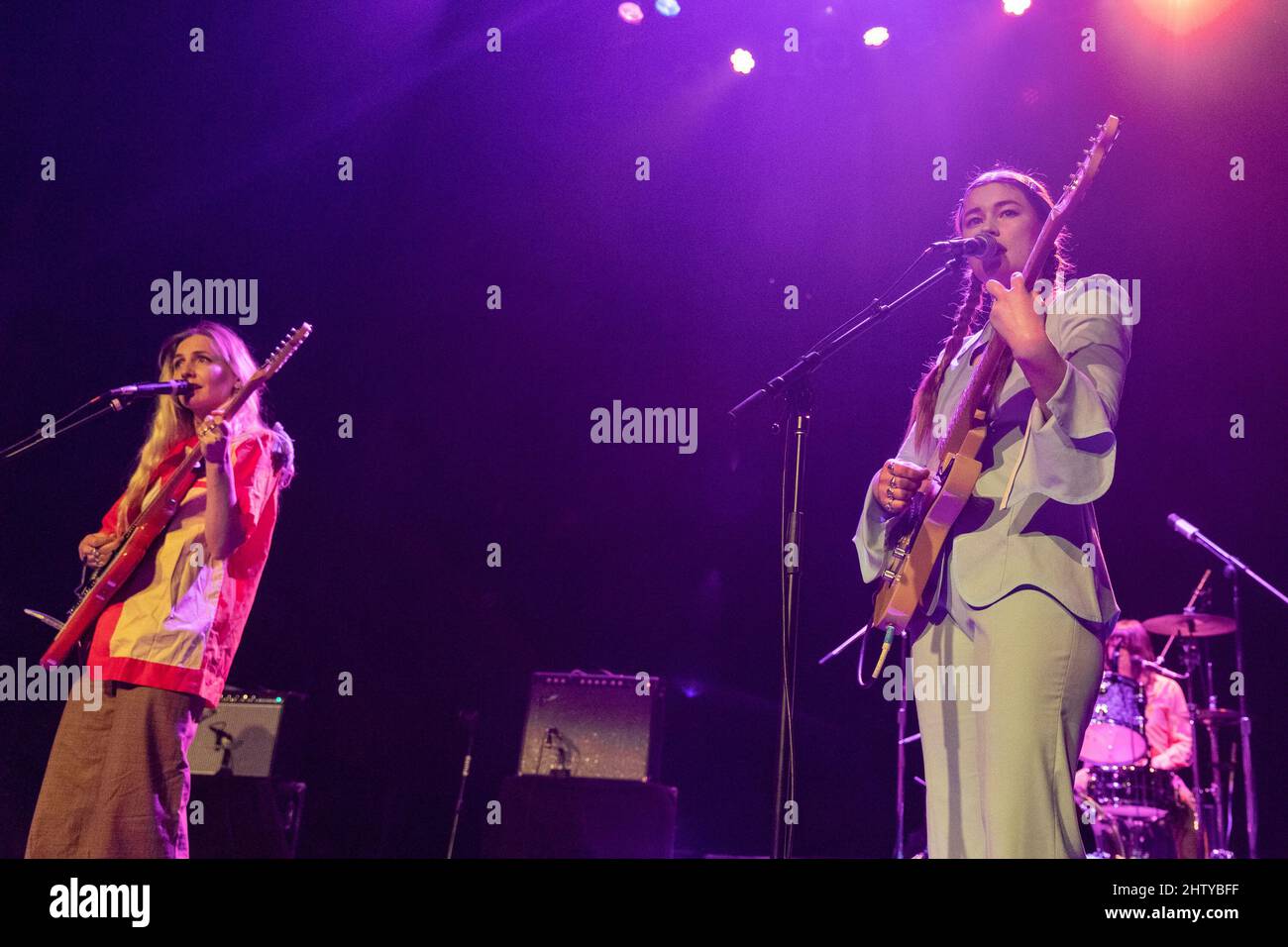 Hester Chambers and Rhian Teasdale of Wet Leg on March 2, 2022, at the ...