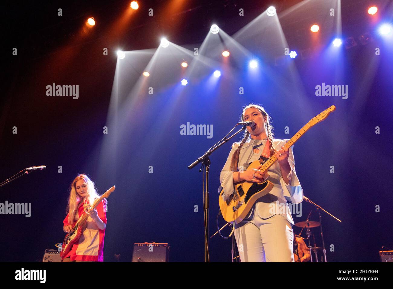 Hester Chambers and Rhian Teasdale of Wet Leg on March 2, 2022, at the ...