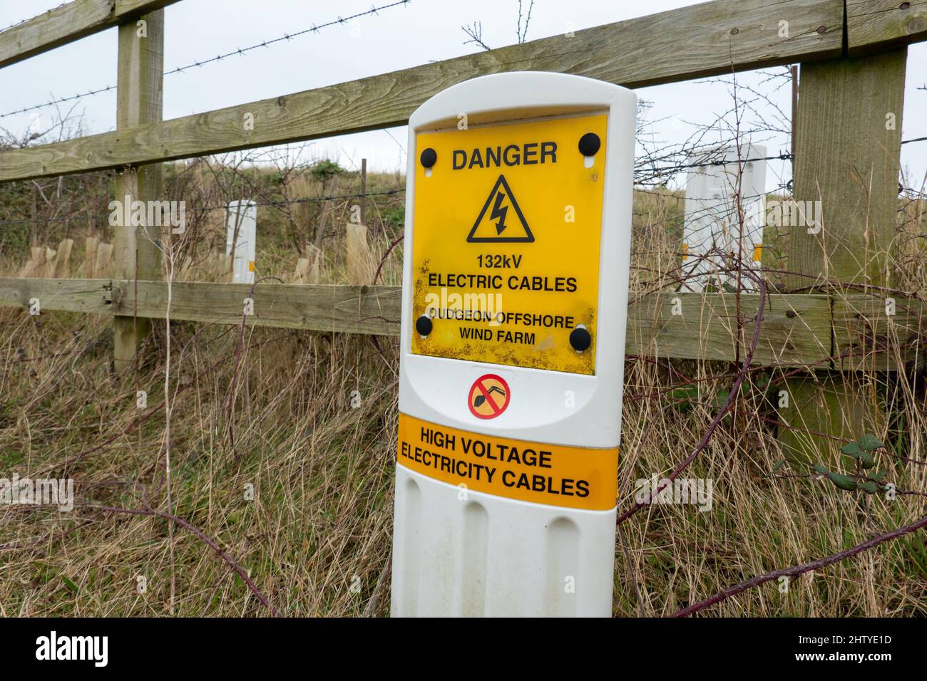 Marker post, Electricity cable, wind farm Stock Photo - Alamy