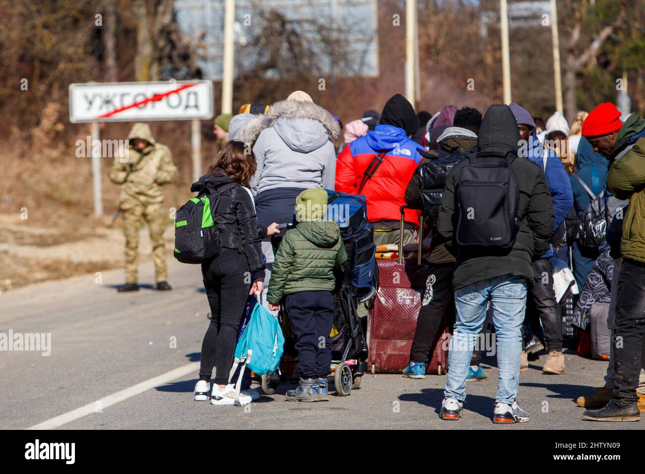 Refugees crowd at the Uzhhorod-Vysne Nemecke checkpoint on the Ukraine ...