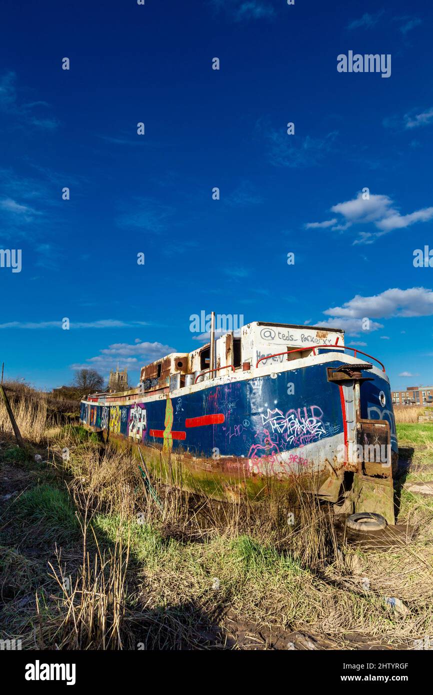 Abandoned barge hi-res stock photography and images - Alamy