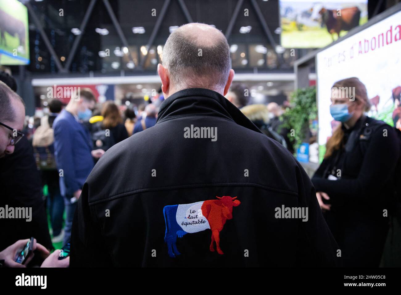 Illustratration of a producer during the Yannick Jadot, visits to the ...