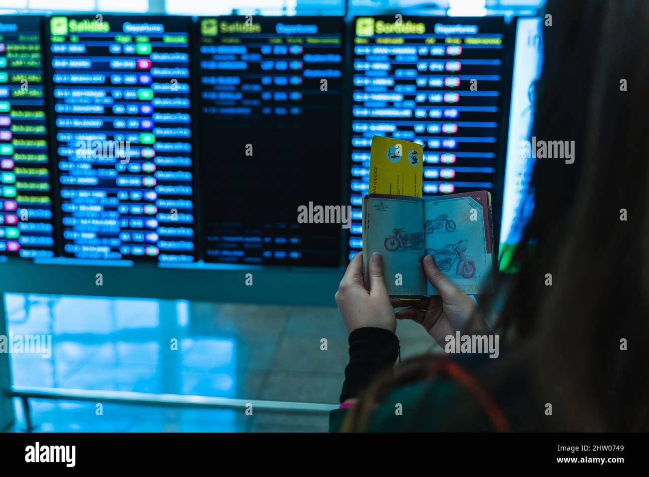 Airport flight information screens hi-res stock photography and images ...