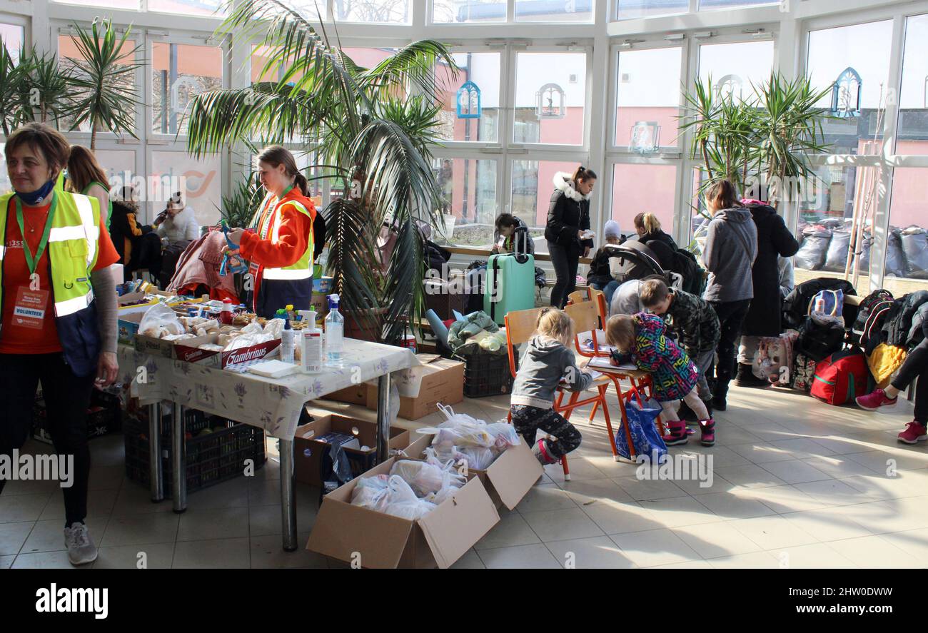 Ukrainians fleeing hi-res stock photography and images - Alamy
