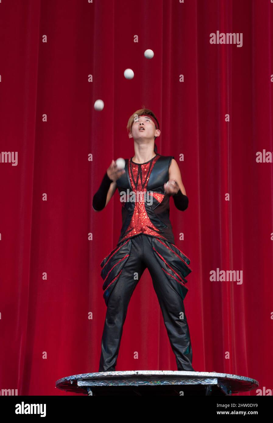 Juggler hi-res stock photography and images - Alamy