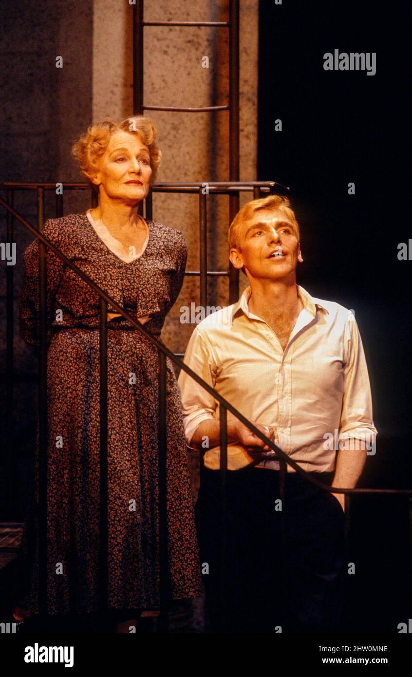 Constance Cummings (Amanda Wingfield), Gerard Murphy (Tom Wingfield) in ...