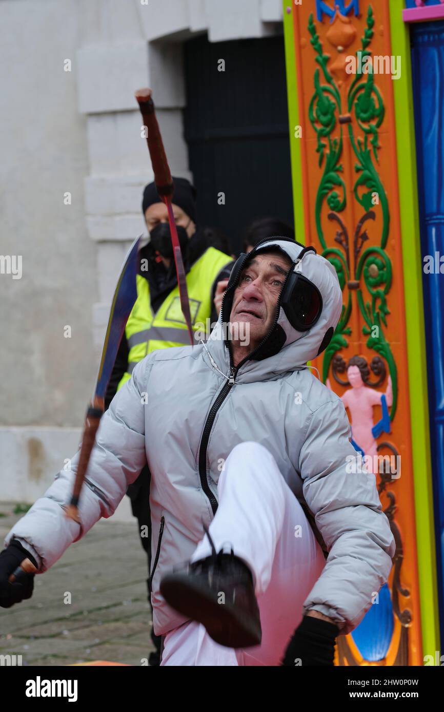 Juggler performing during the Venice carnival Stock Photo - Alamy
