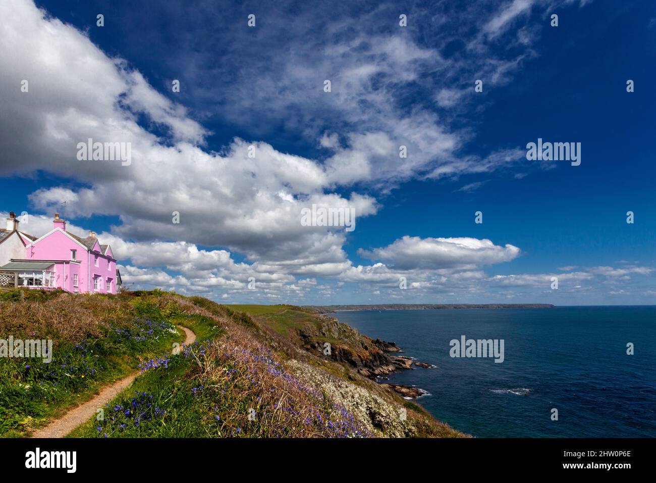 Cornwall cottage cliff hi-res stock photography and images - Alamy