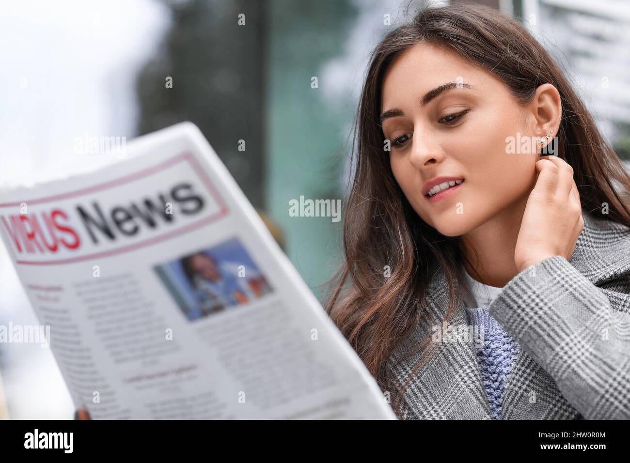 Woman reading newspaper outdoors hi-res stock photography and images ...