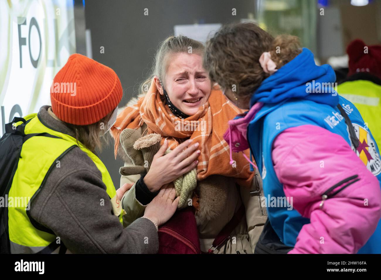 Berlin, Germany. 03rd Mar, 2022. Two helpers look after a crying woman ...