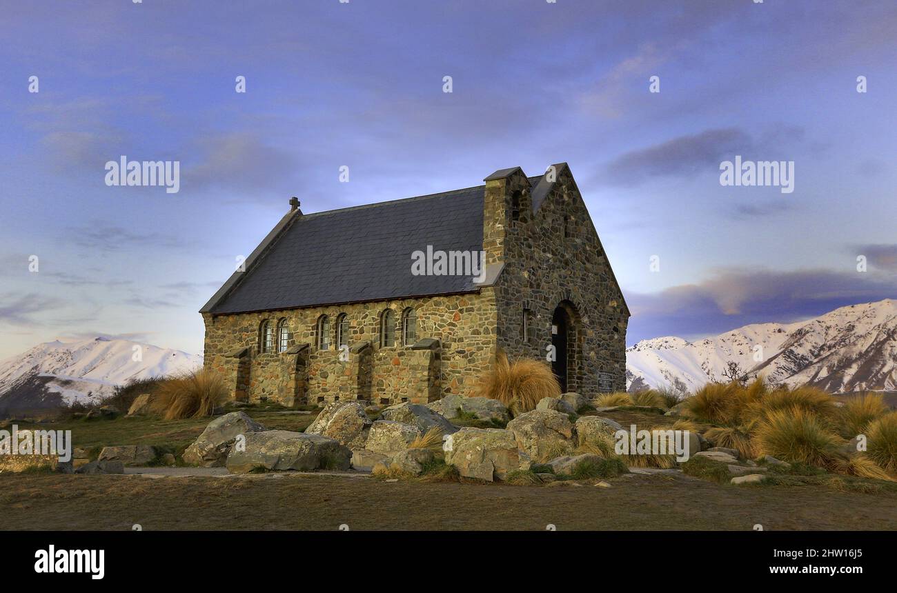 Single-storey old-fashioned brick building near the mountains Stock ...