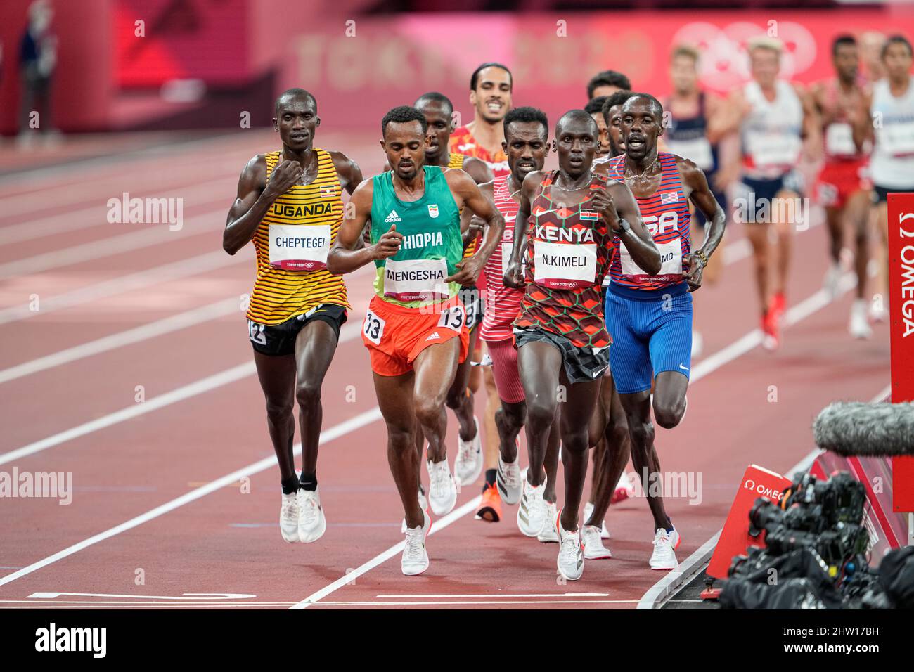 Joshua Cheptegei leading the pack at the 2020 Tokyo Olympics in the ...