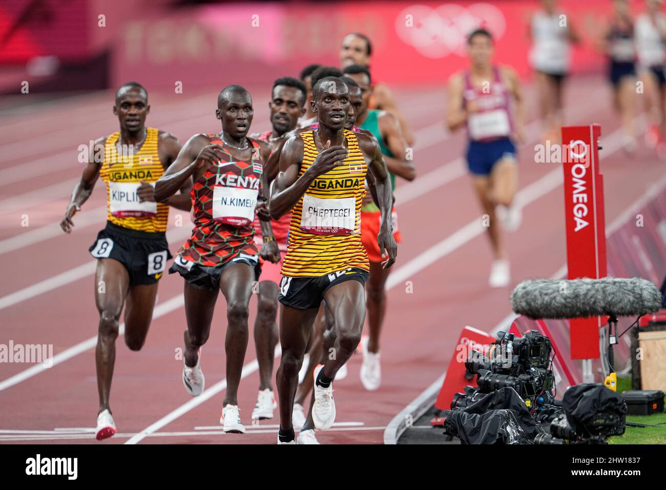 Joshua Cheptegei leading the pack at the 2020 Tokyo Olympics in the ...
