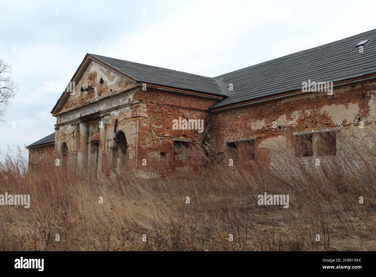 Ruins of an old and weathered mansion Stock Photo - Alamy