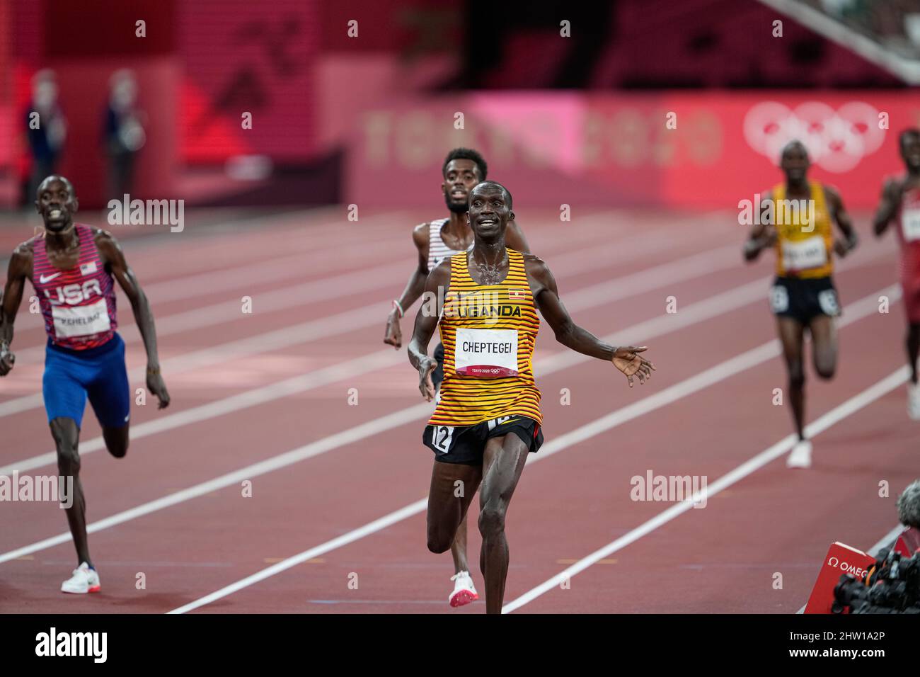 Joshua Cheptegei winning the 2020 Tokyo Olympics in the 5000m final ...