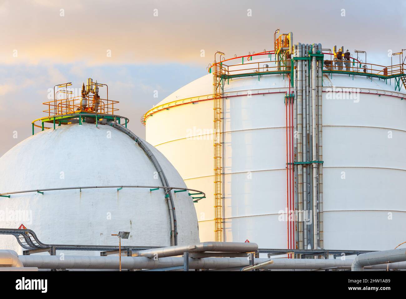 Lpg storage tanks hi-res stock photography and images - Alamy