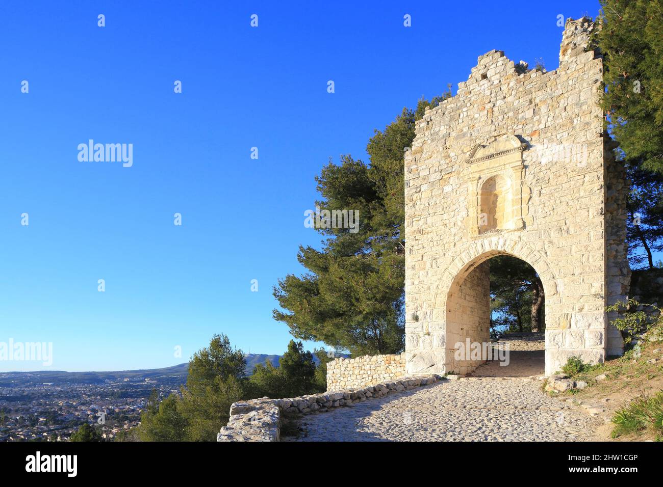 France provence entrance gate old hi-res stock photography and images ...