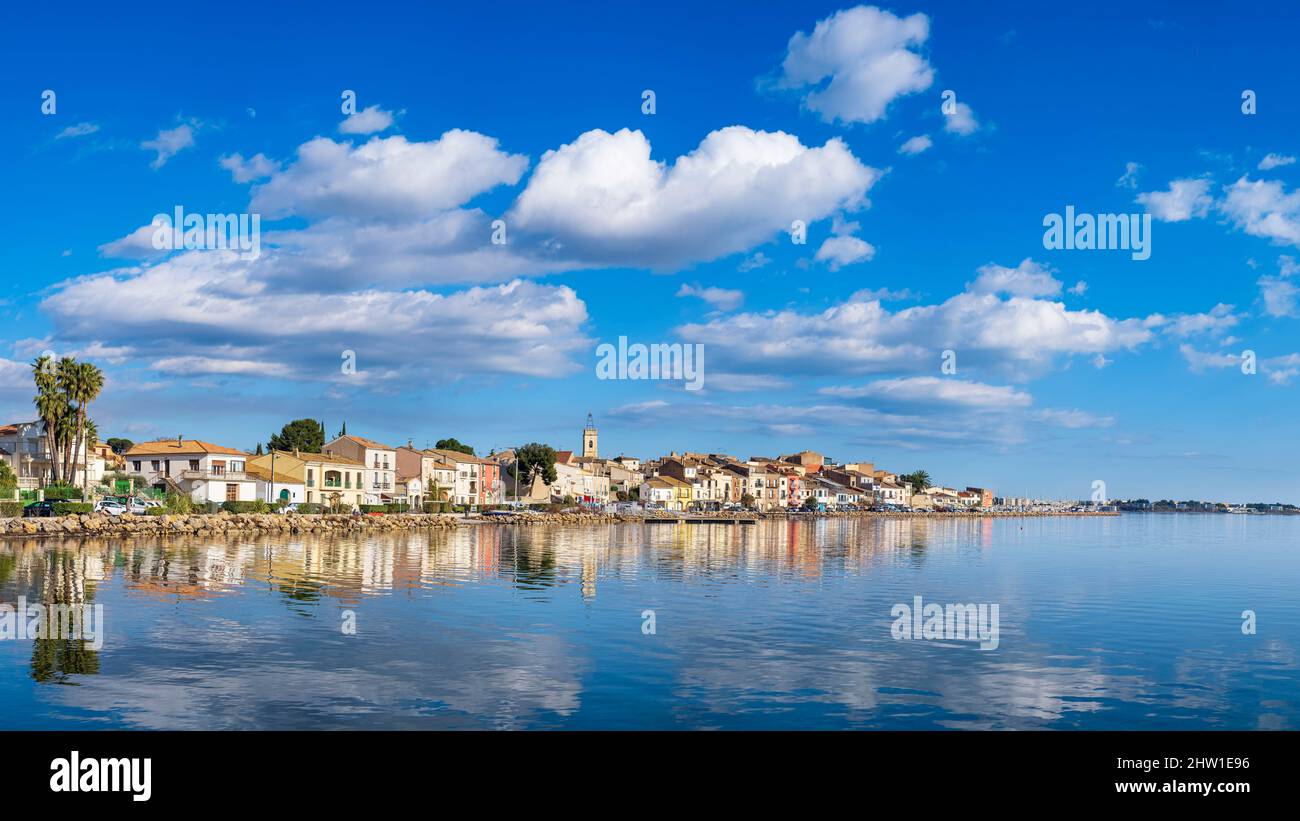 France, Herault, Bouzigues, village on the banks of the Etang de Thau ...