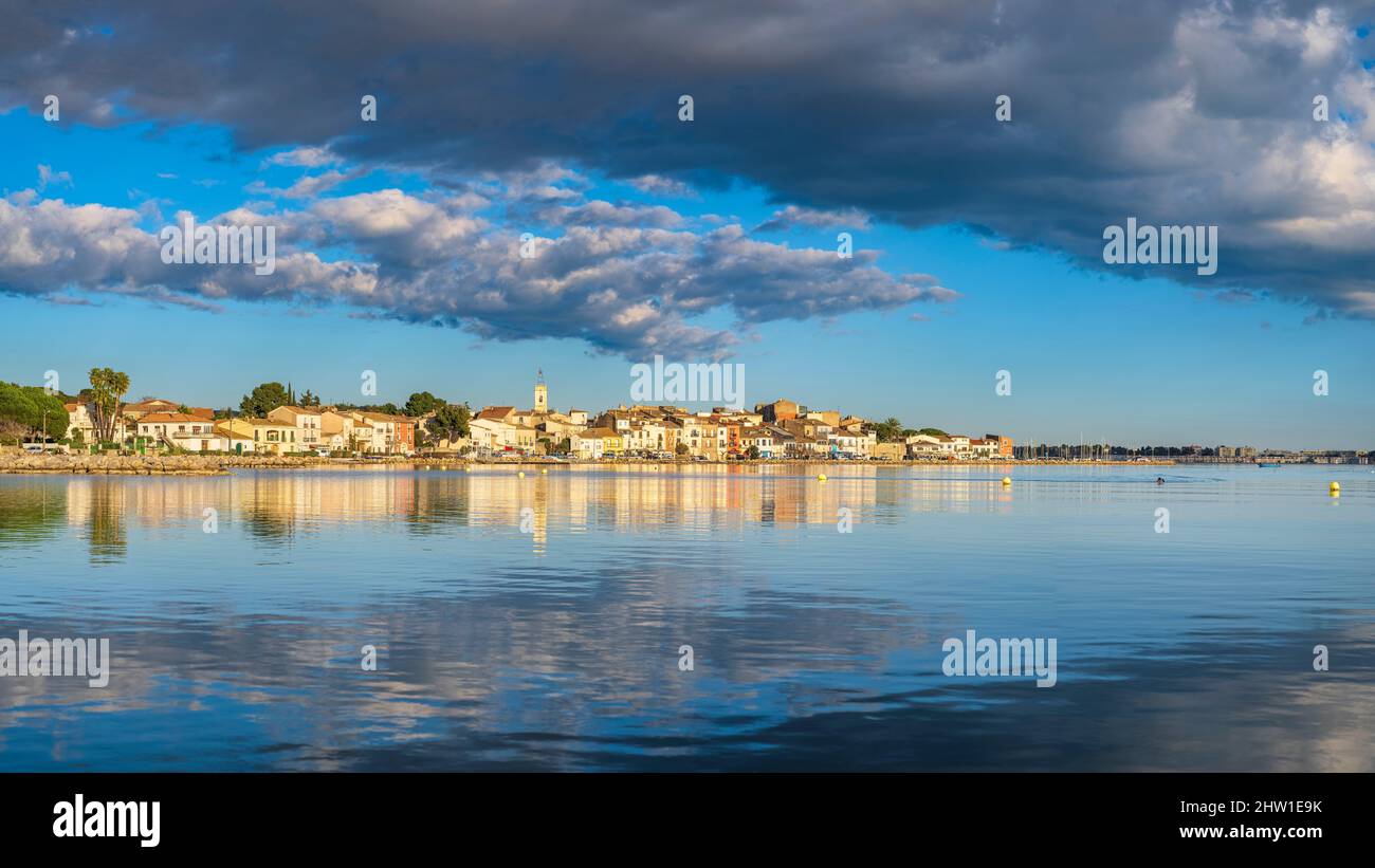 France, Herault, Bouzigues, village on the banks of the Etang de Thau ...