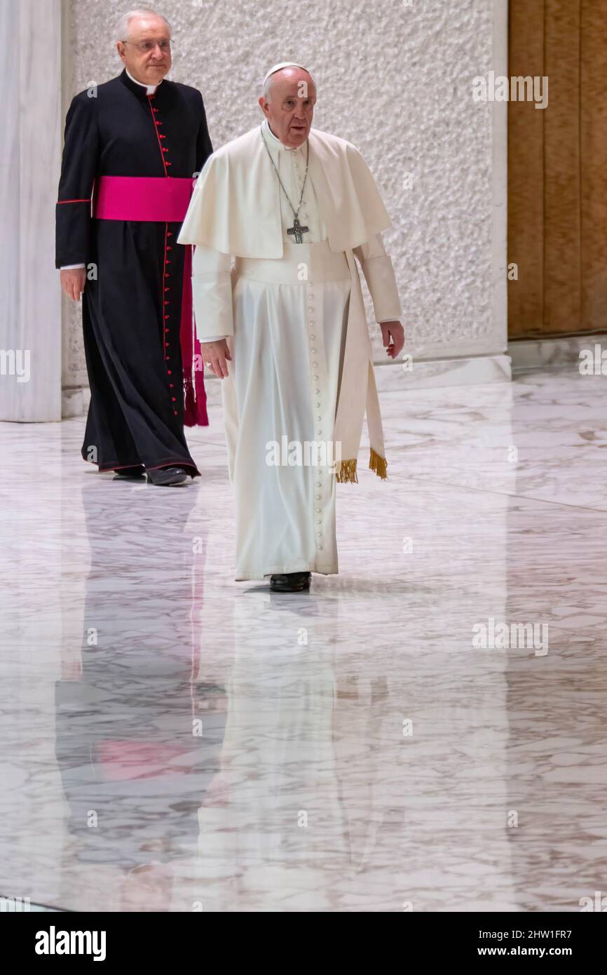 Pope Francis arrives in the Paul VI Audience Hall Traditional Pope ...