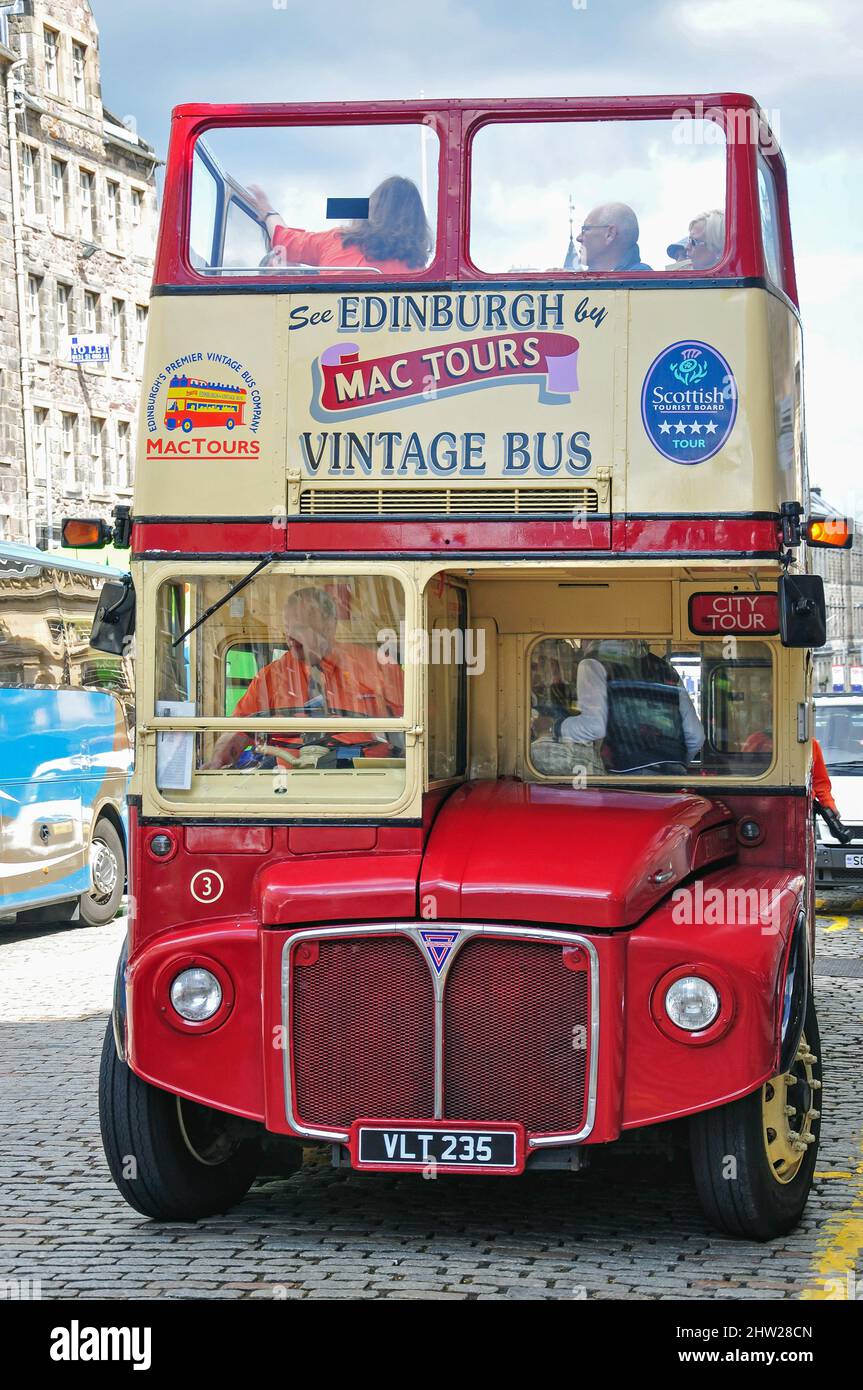Vintage sightseeing bus on Royal Mile, Old Town, Edinburgh, Lothian ...