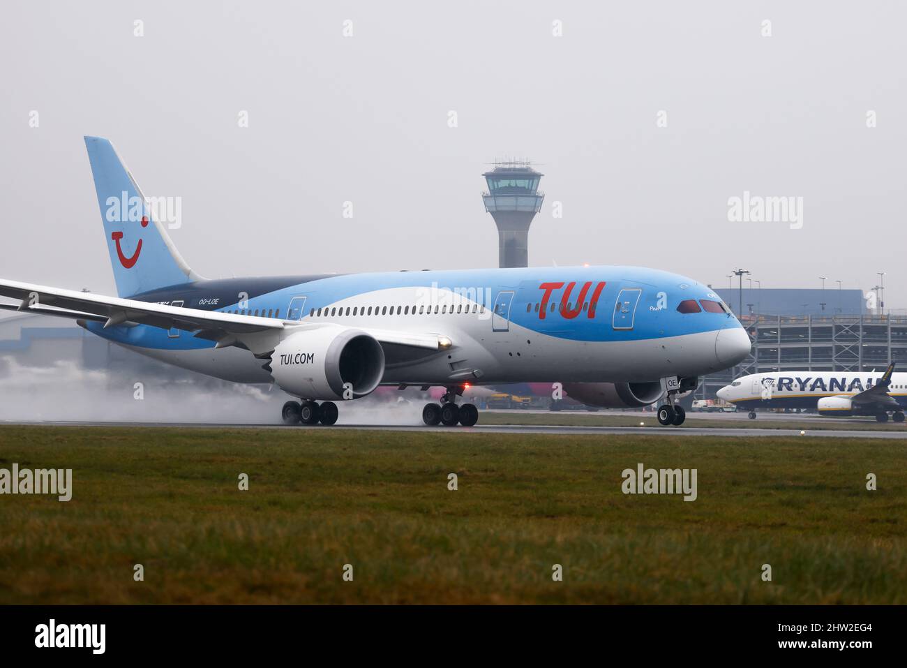 TUI Boeing 787 Dreamliner registration OO-LOE taking off from a wet ...