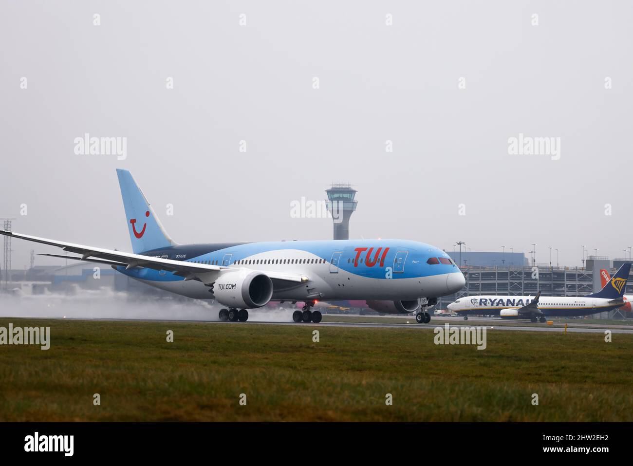 TUI Boeing 787 Dreamliner registration OO-LOE taking off from a wet ...