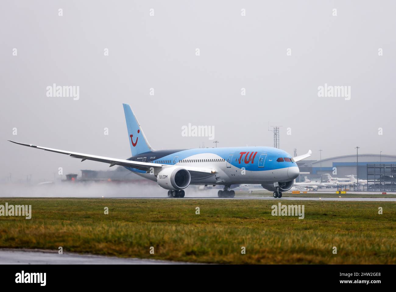 TUI Boeing 787 Dreamliner registration OO-LOE taking off from a wet ...