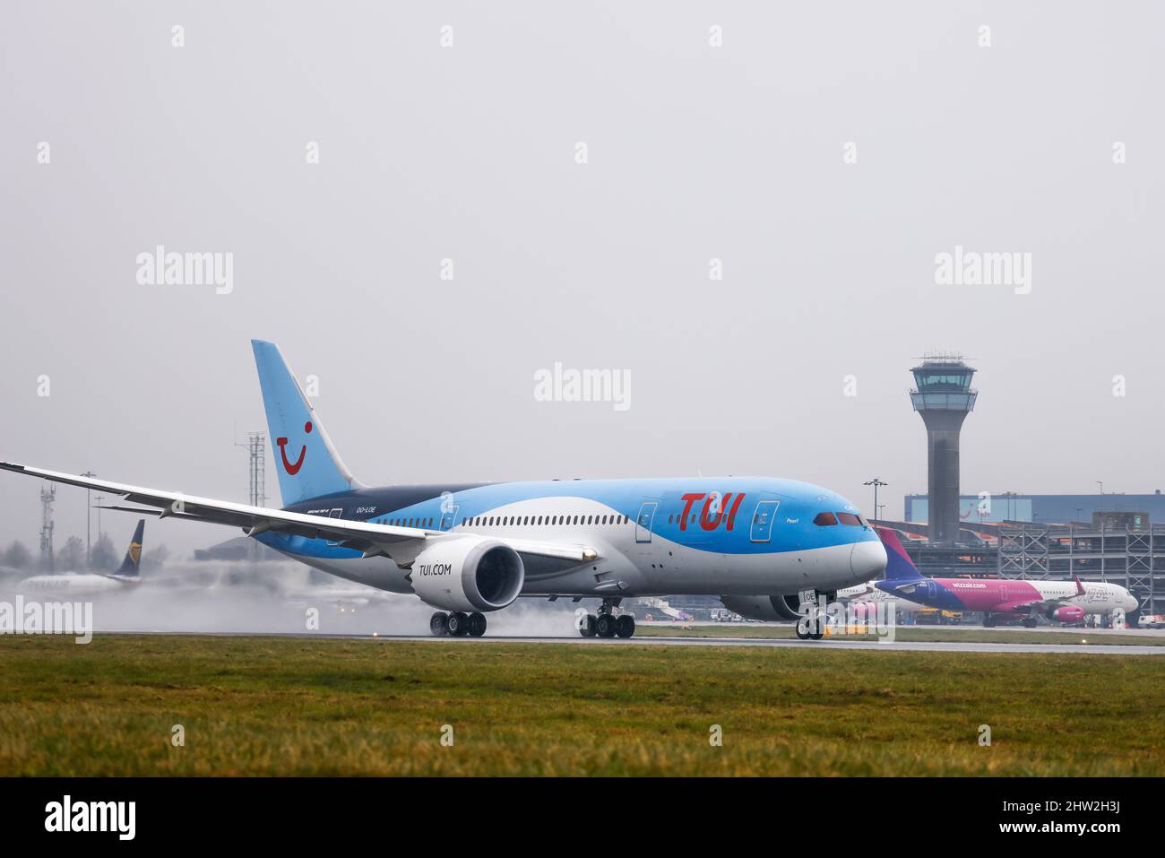 TUI Boeing 787 Dreamliner registration OO-LOE taking off from a wet ...