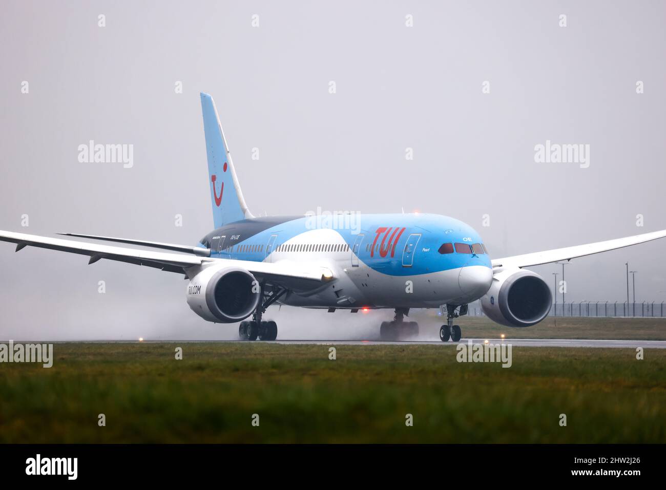 TUI Boeing 787 Dreamliner registration OO-LOE taking off from a wet ...