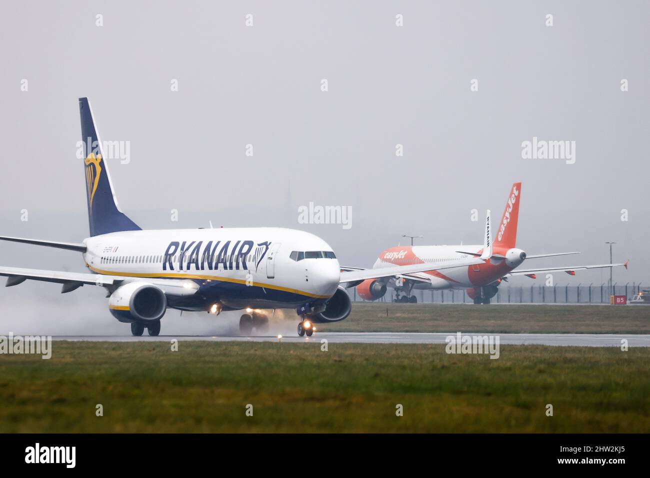 Ryanair Boeing 737 registration EI-EFK taking off from a wet runway on ...