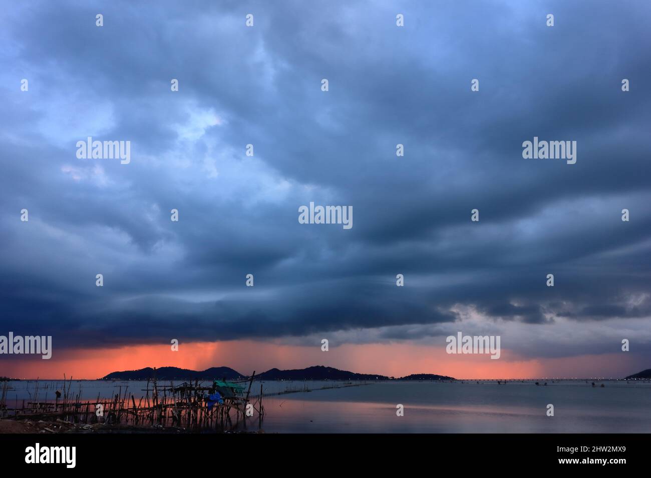 Photo set of clouds in the morning, at sunrise And changing the color ...