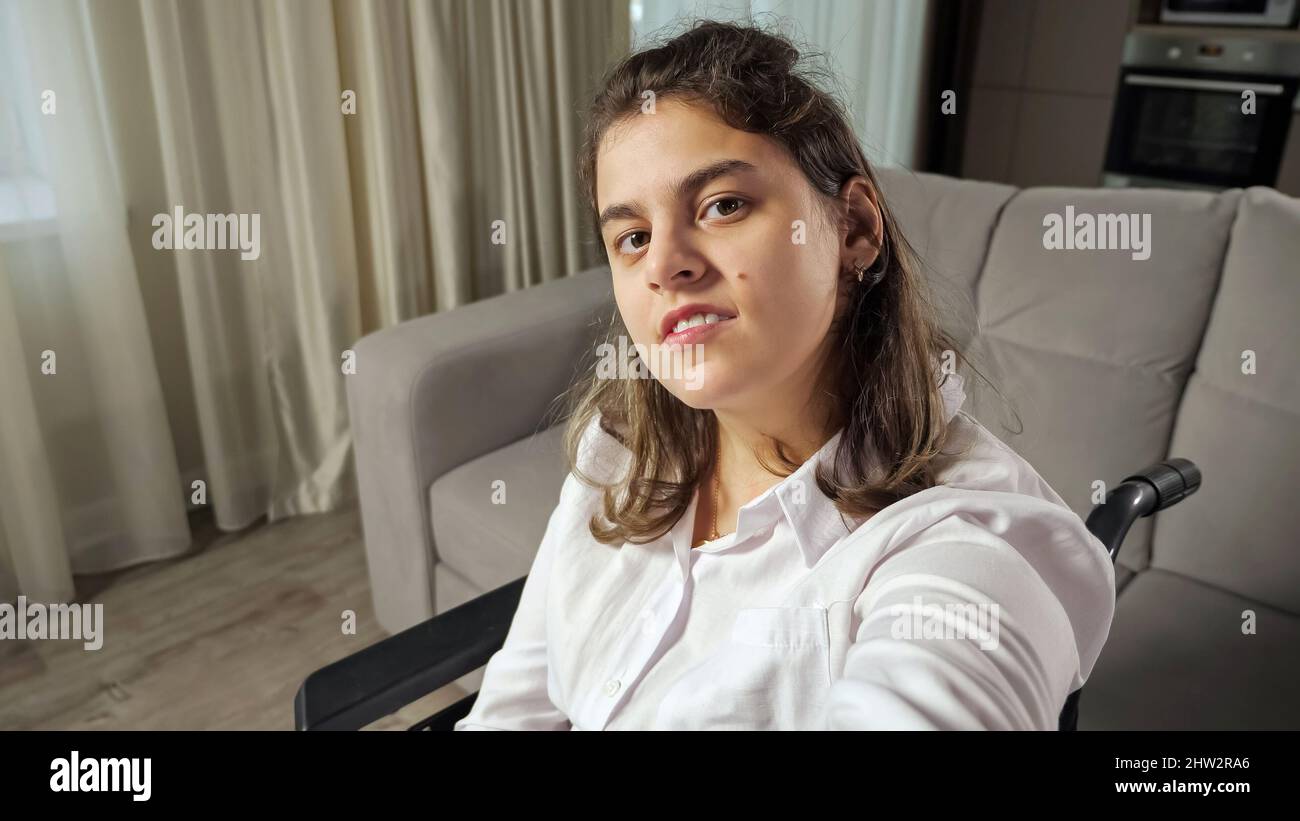 Disabled woman smiling to camera Stock Photo - Alamy