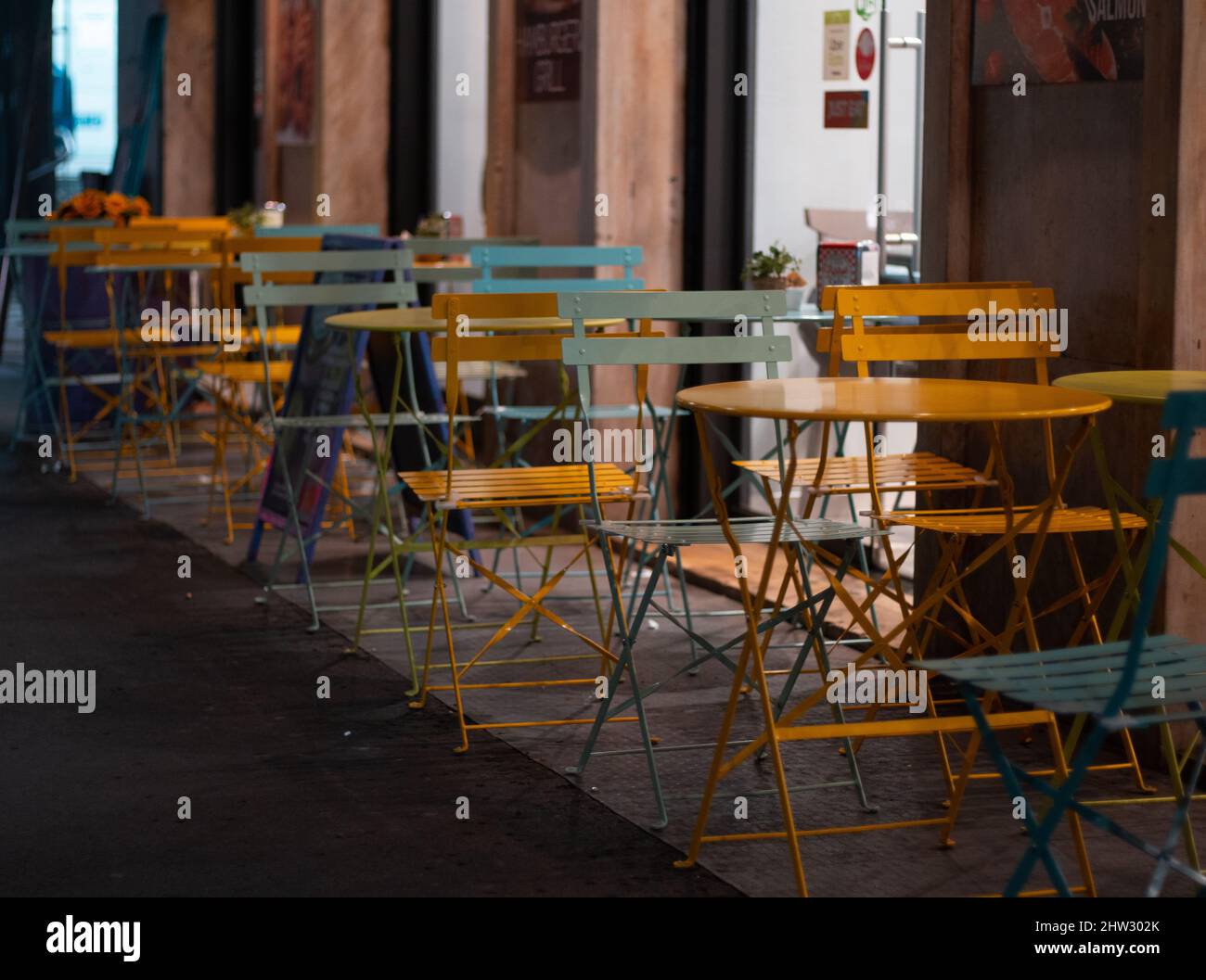 Modern empty cafe exterior hi-res stock photography and images - Alamy