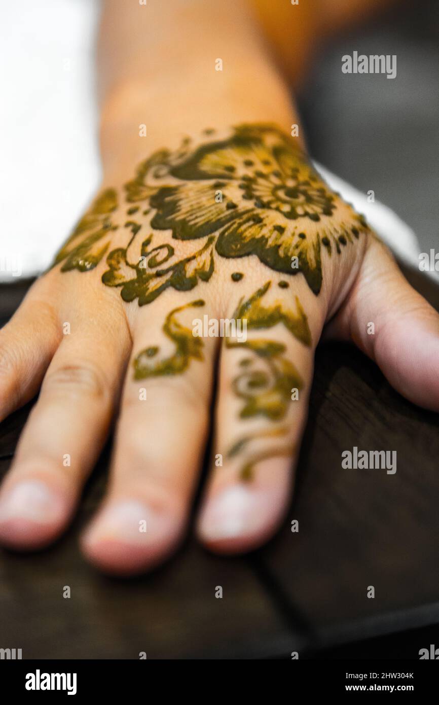 Closeup of a Henna body art on a hand Stock Photo - Alamy