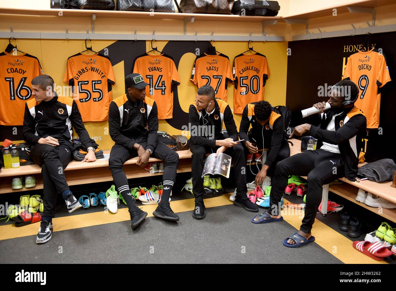 Wolves footballers hi-res stock photography and images - Alamy