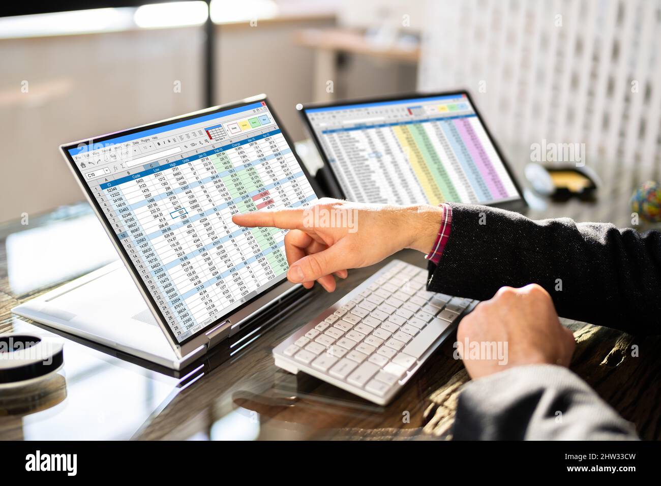 Hands tablet screen spreadsheet hi-res stock photography and images - Alamy