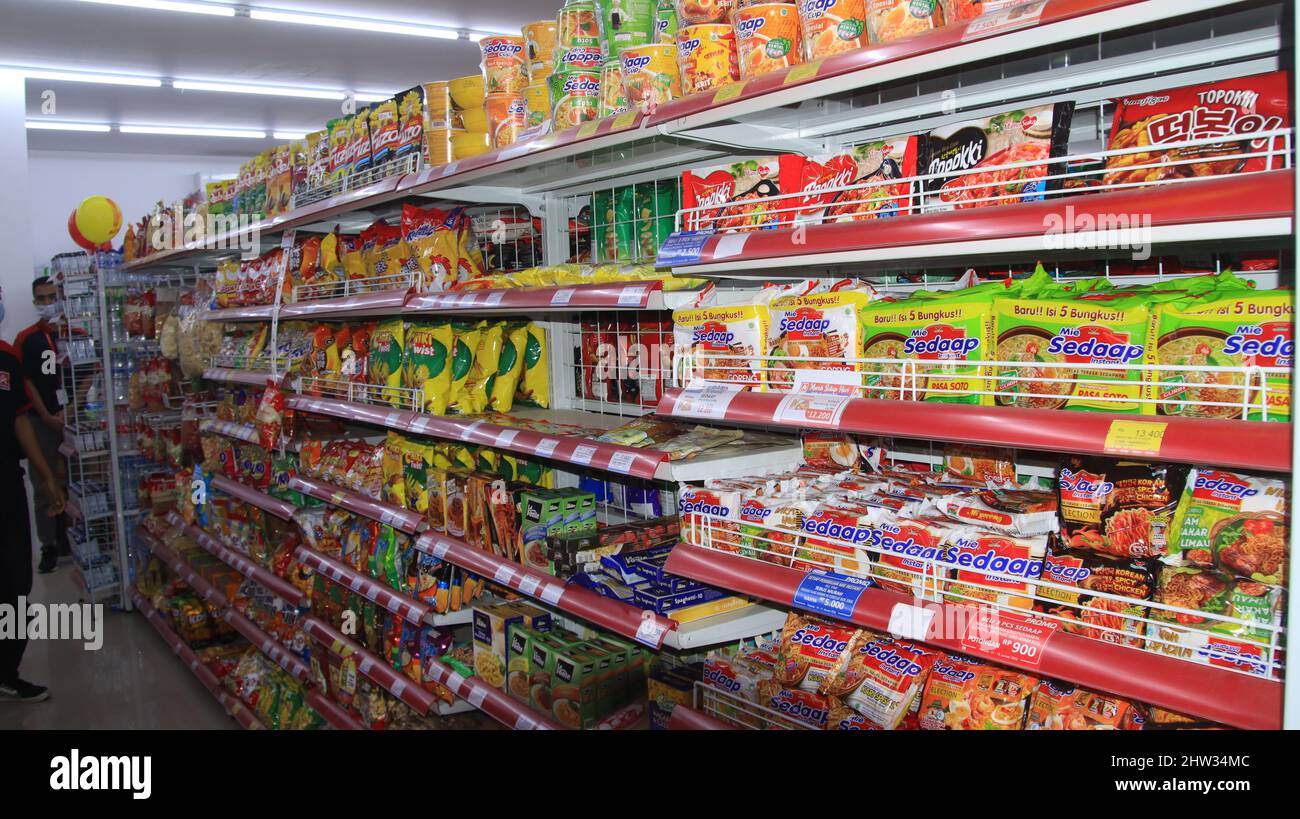 Types of food on supermarket shelves Stock Photo - Alamy