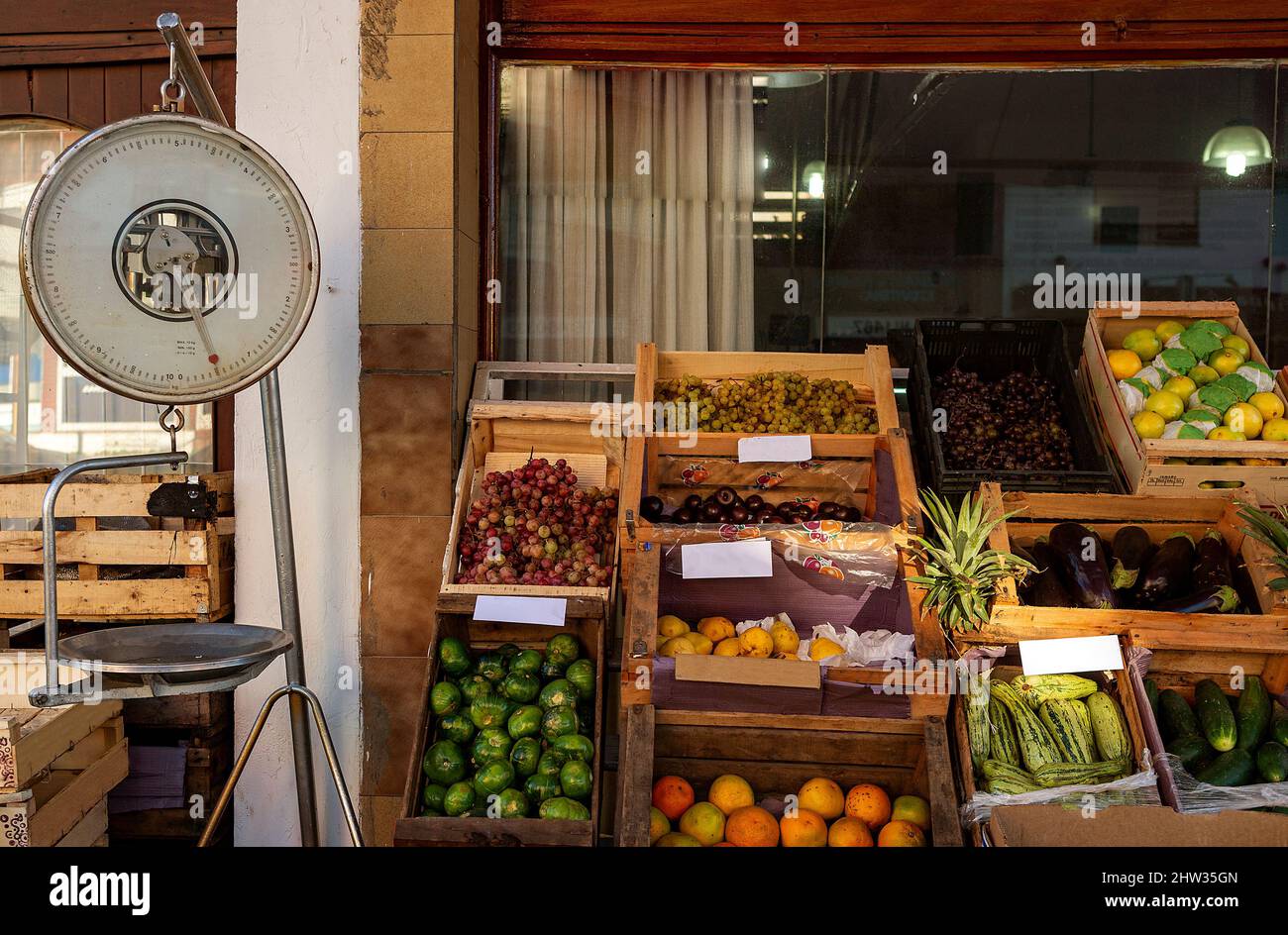 Old fashioned scale produce hi-res stock photography and images - Alamy