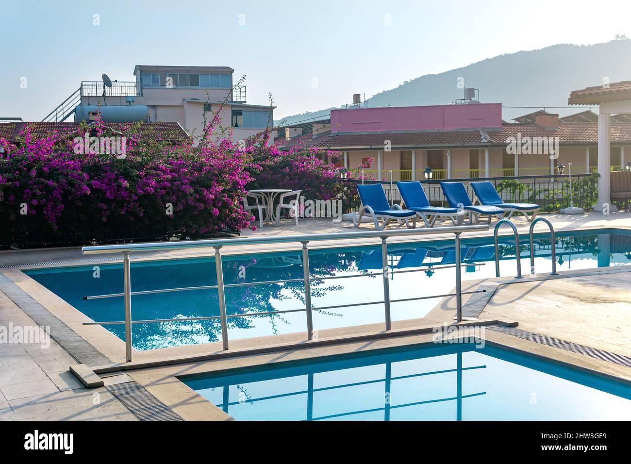 Empty hotel swimming pool hi-res stock photography and images - Alamy