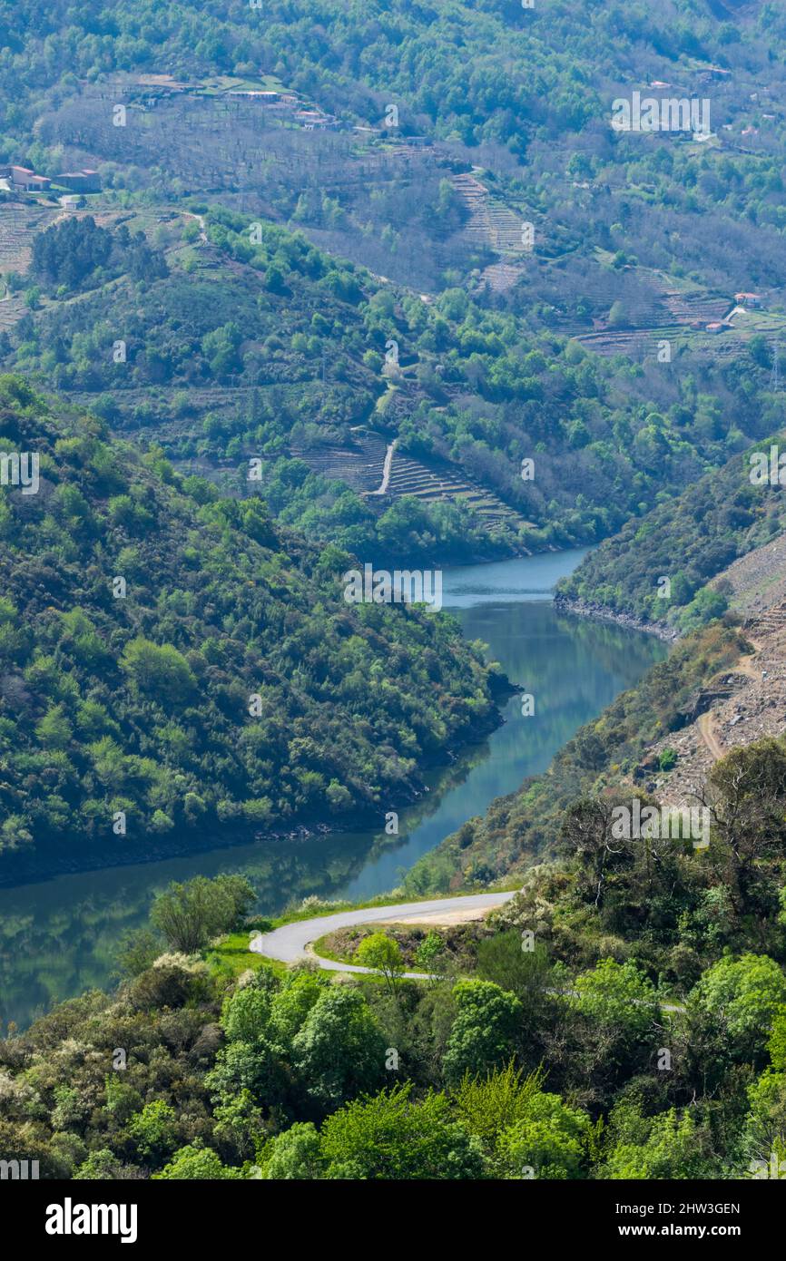 Sil river canyon between mountains in Ribeira Sacra Stock Photo - Alamy