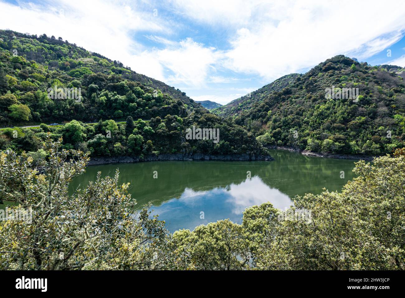 Sil river canyon between mountains in Ribeira Sacra Stock Photo - Alamy